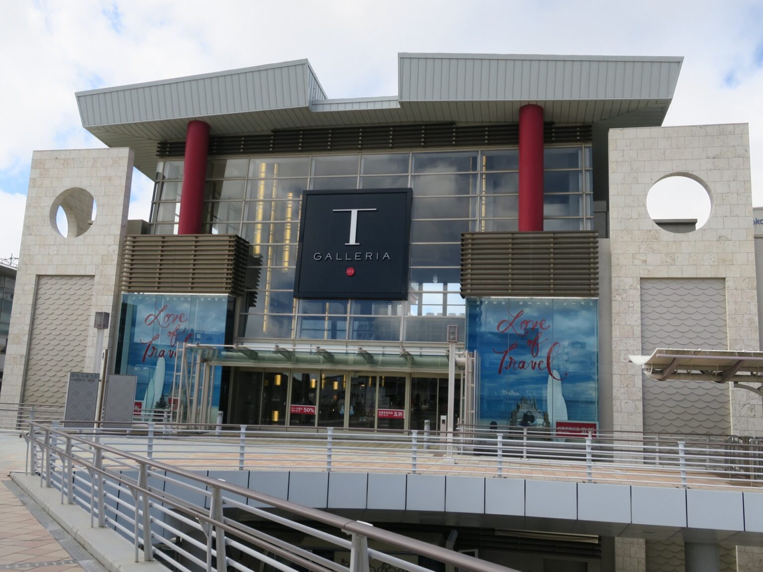 日本唯一の国内免税店を体験！「DFS沖縄 Tギャラリア」でブランド物を格安ゲット - おきなわlovers | 沖縄がグッと近くなる観光情報サイト